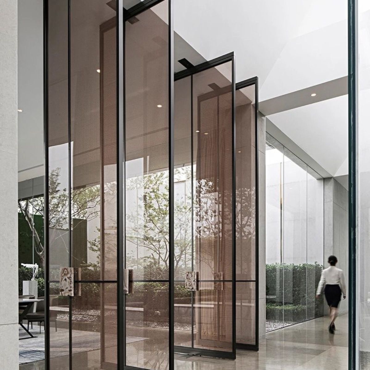 360° ROTATING PANELS – Reflection Glass